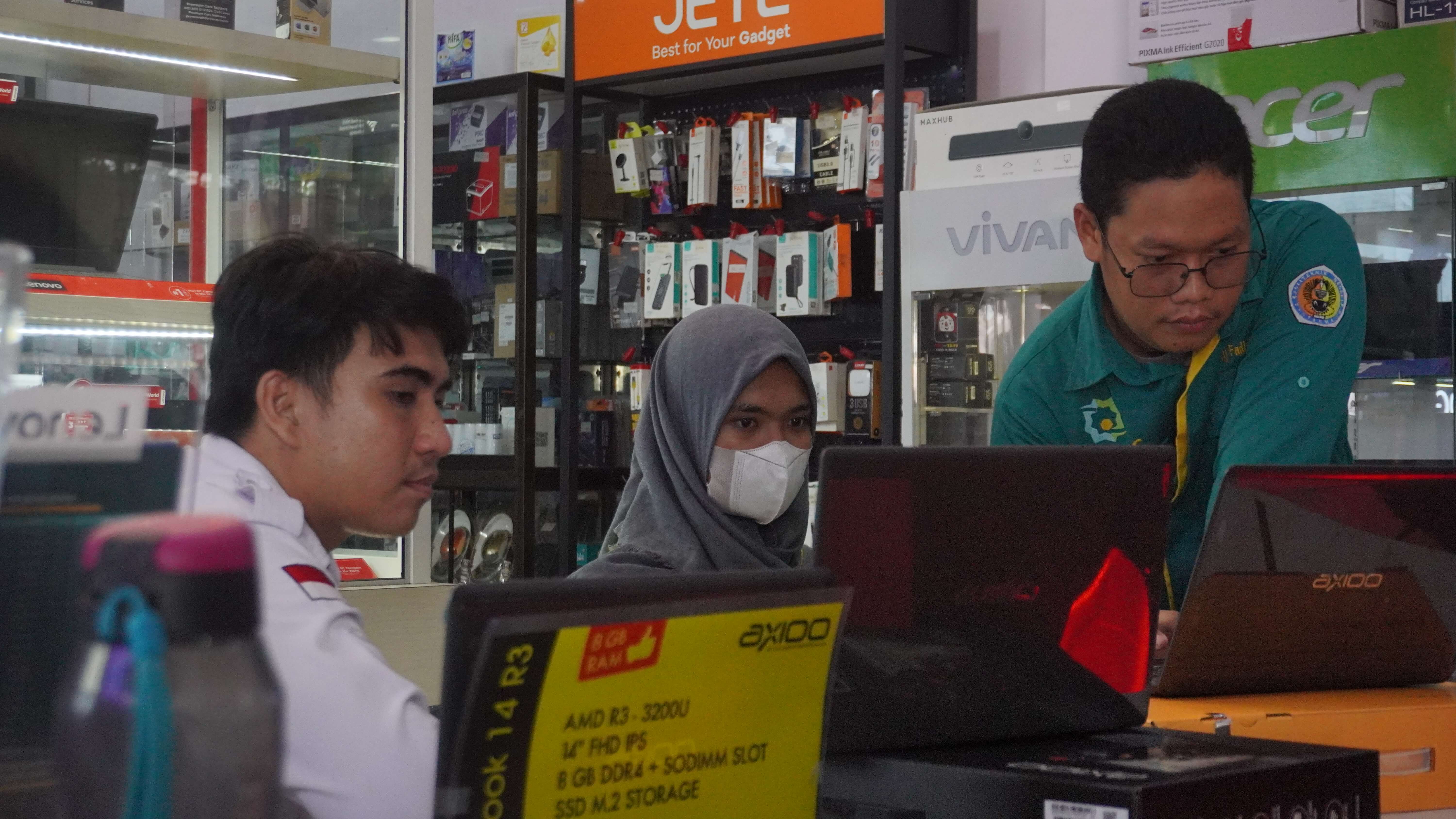 ANDRINA SENANG DIBELIKAN LAPTOP OLEH BAZNAS KALSEL DAN UPZ POLIBAN ...